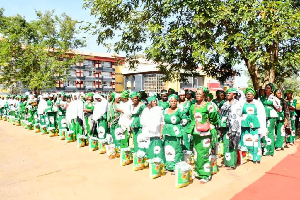 NAOWA 3 Division distribute palliative to over 350 soldiers wives ...
